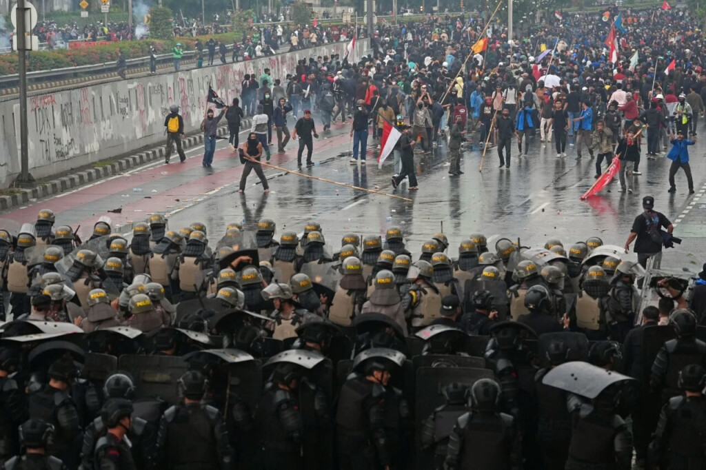 Wave of Anger: Jakarta Protests Over Perks and Tragedy - Bali.live