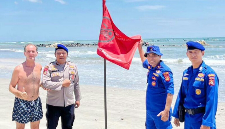 Safety First: Bali Flags Remind Tourists of Risks - Bali.live