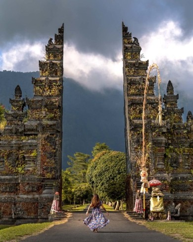 The split gates of Candi Bentar - Bali.live