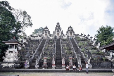 The split gates of Candi Bentar - Bali.live