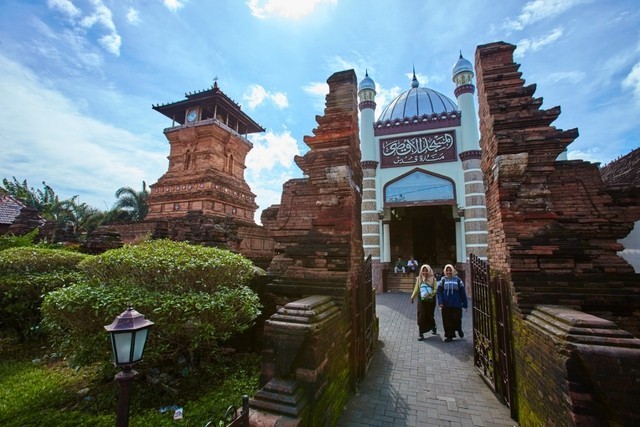 The split gates of Candi Bentar - Bali.live