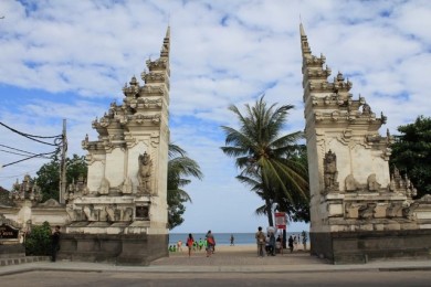 The split gates of Candi Bentar - Bali.live