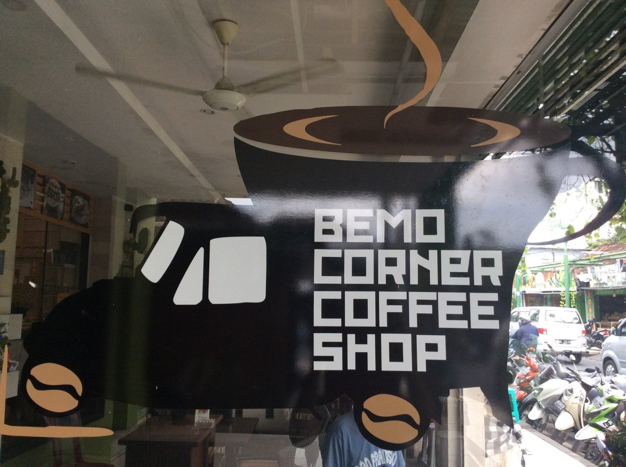 Bemo Corner Coffee Shop, Cafe in Bali